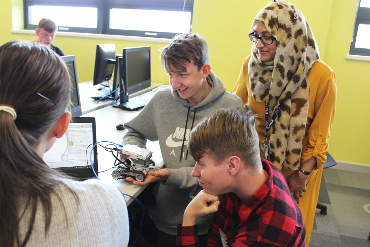 FE News | Routes Into #STEM - Mission To Mars at Tresham College